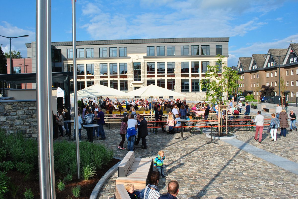 Dorfplatzpicknick: Gemütliches Zusammenkommen in Raerens Zentrum - BRF1 ...